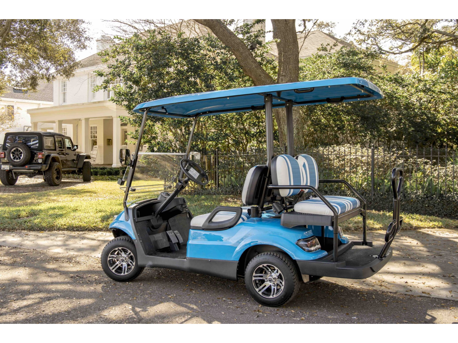 2023-ICON-EV-i40-White-564987 | Ashburn, GA | Trailer Dealership